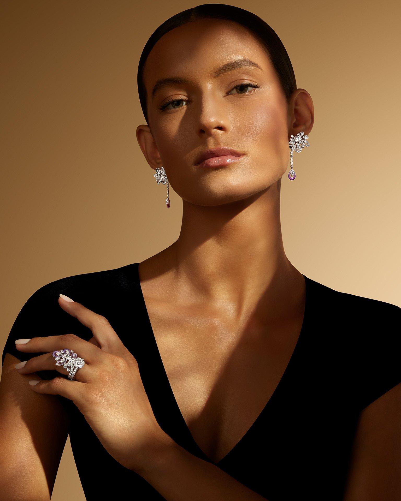 Jacaranda Bloom 高级珠宝套装 | 灵感源自自然的钻石与珐琅之美 | De Beers 戴比尔斯中国官网